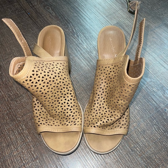 Universal Thread | Shoes | Universal Thread Heeled Sandals | Poshmark